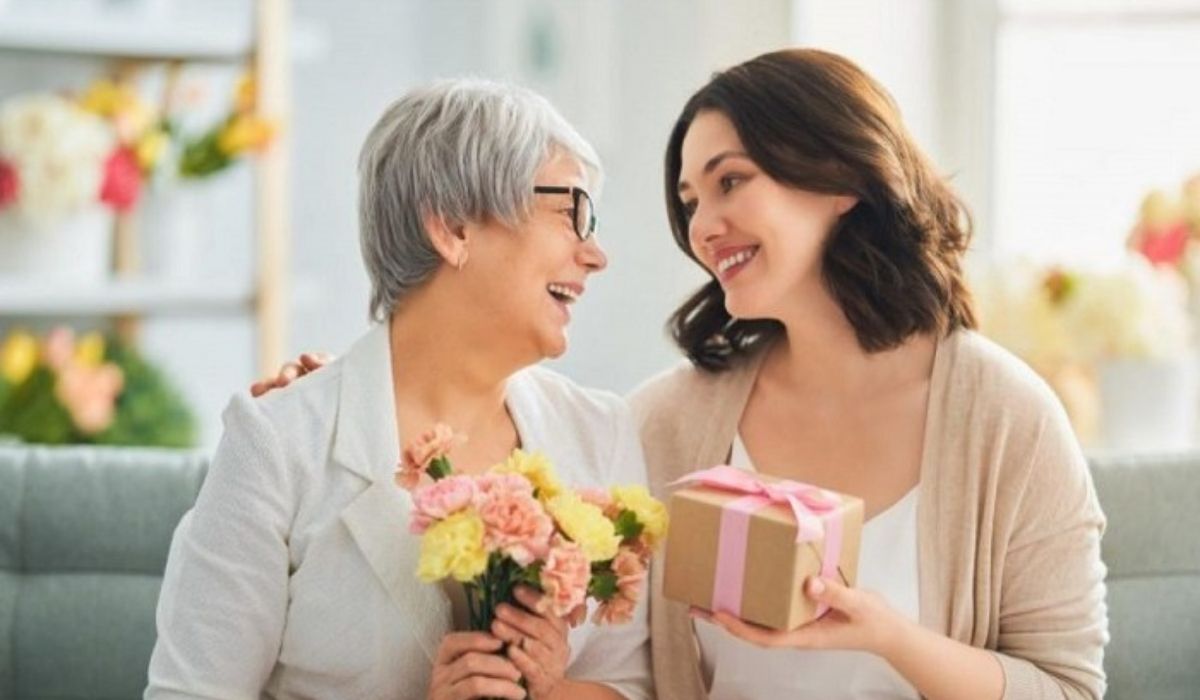 Gợi ý 12 món quà 20/10 tặng mẹ chồng ý nghĩa từ con dâu