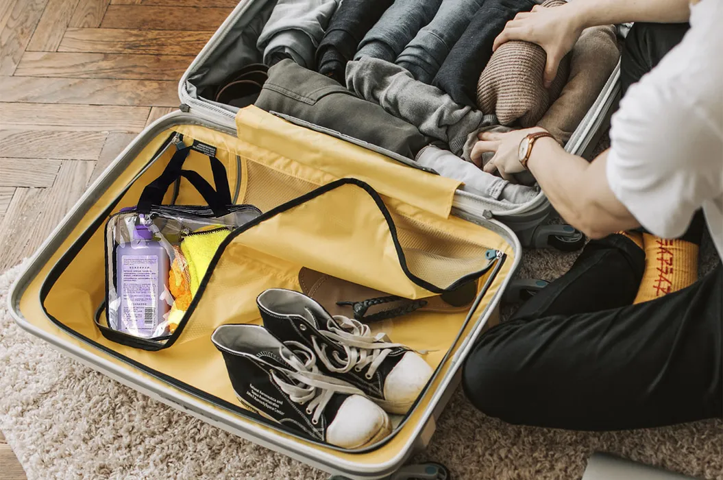 Cách xếp giày vào vali gọn gàng, không bị mất form, trầy xước